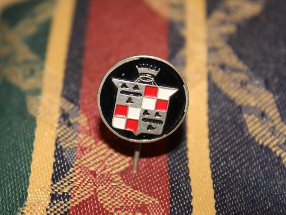 Cadillac logo pin badge - vintage automotive / Americ… - Gem