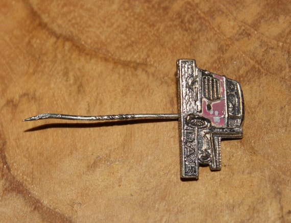 Vintage DAF truck pin - Dutch freighter lorry memorab… - Gem