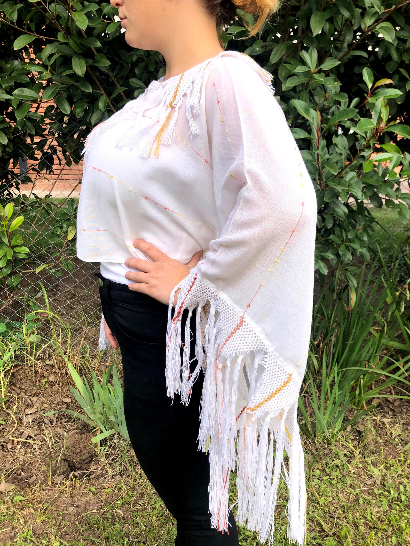 Poncho Blanco Con Terminaciones De Macrame White Poncho With Macrame ...