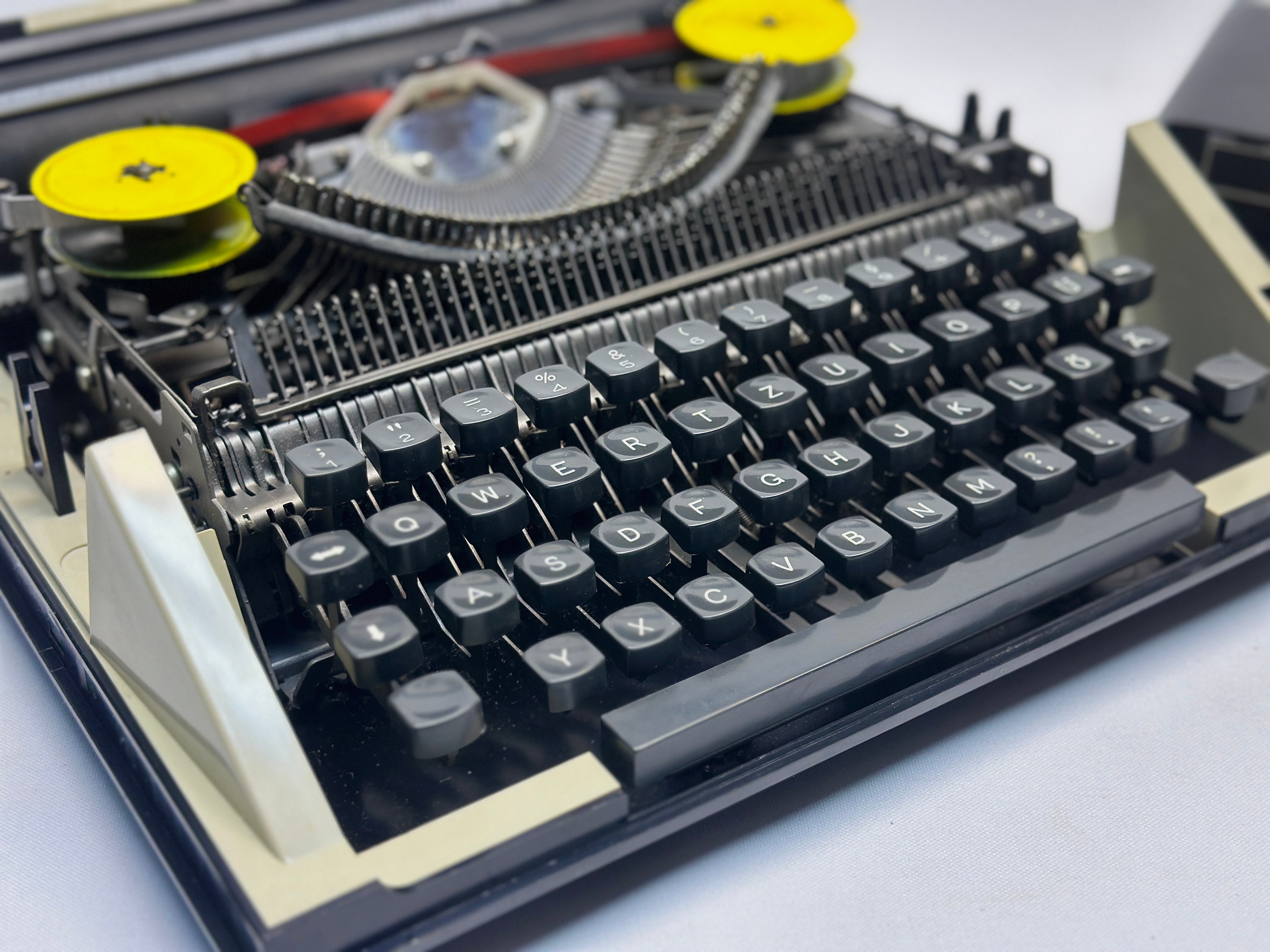 Uncover Rarity With the Privileg 150 T Typewriter - Black Cover, QWERTZ ...
