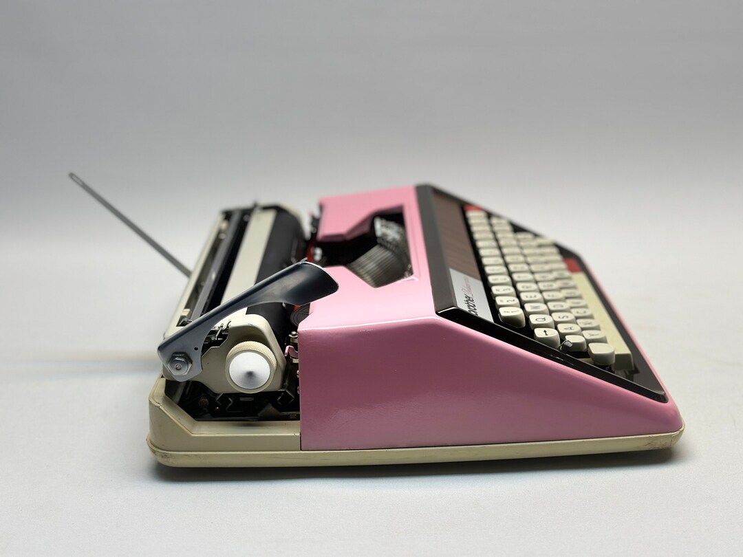 Pink Brother Typewriter - QWERTZ Keyboard, White Keys, Pink Cover ...