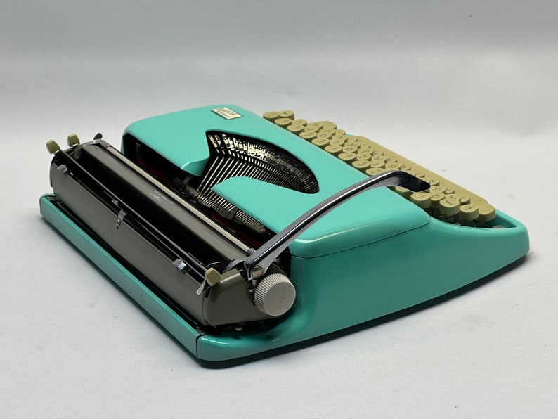 Adler Tippa Typewriter - QWERTZ Keyboard, Cream Keys - Antituq ...