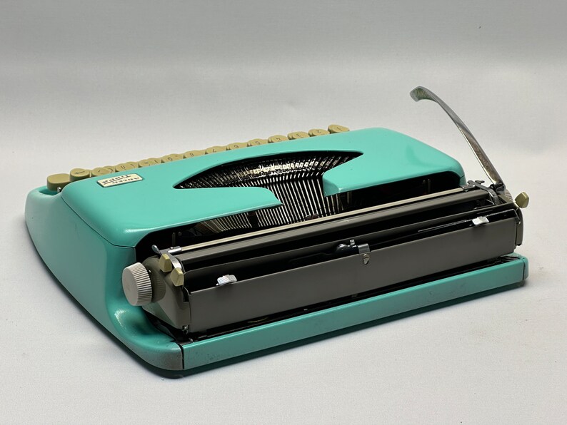 Adler Tippa Typewriter - QWERTZ Keyboard, Cream Keys - Antituq ...