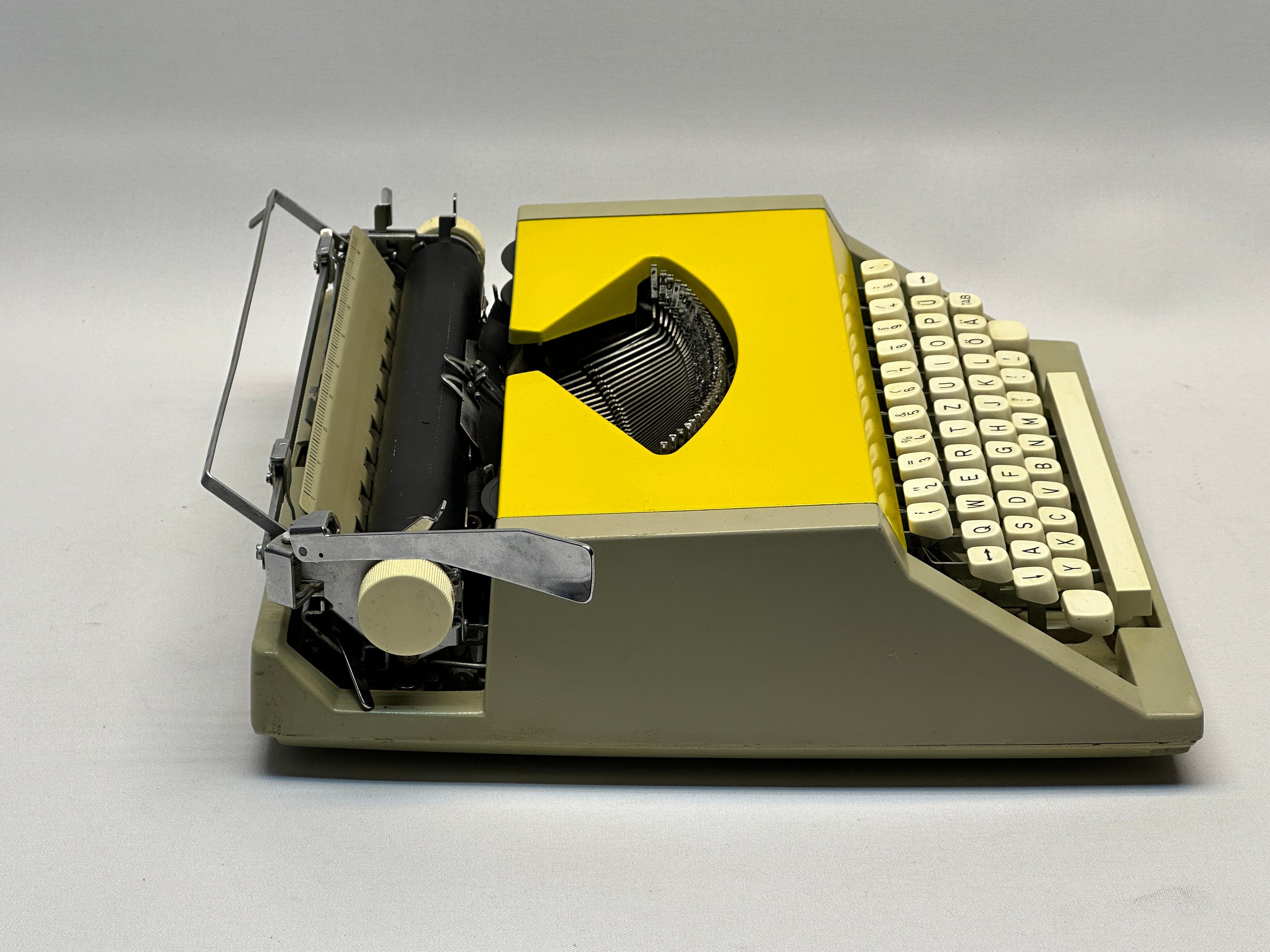 Abc Yellow Typewriter - Soothing Yellow Typewriter With QWERTZ Keyboard ...