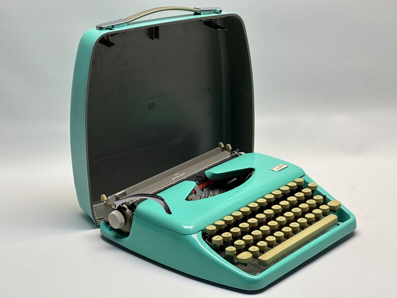 Adler Tippa Typewriter - QWERTZ Keyboard, Cream Keys - Antituq ...