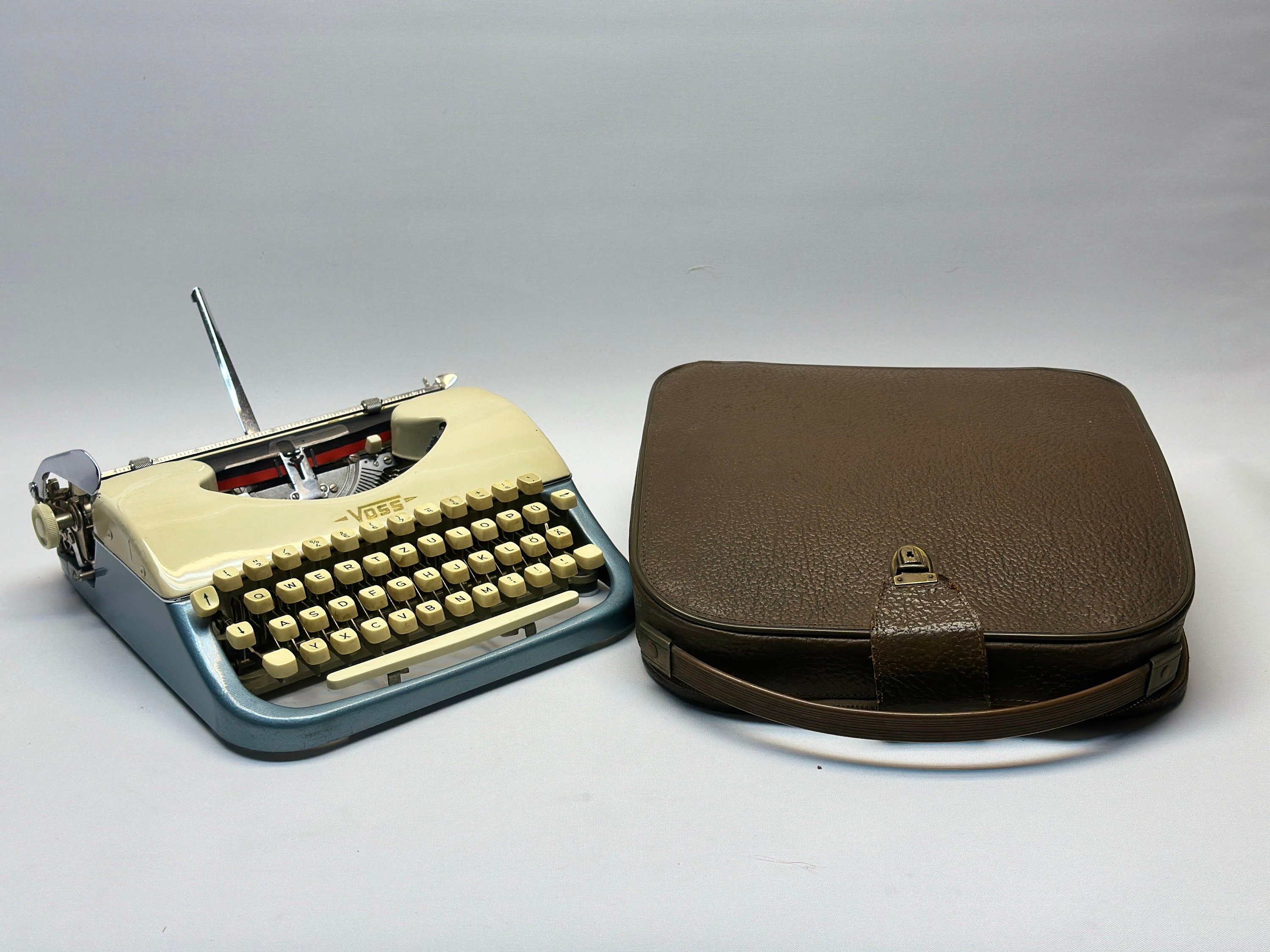 Timeless Beauty! Blue Voss Typewriter - Cream Keyboard, Leather Bag ...