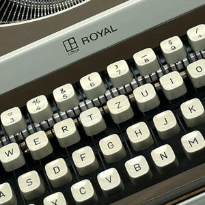 Original Royal Manual Typewriter - Vintage Classic Typewriter - Retro ...