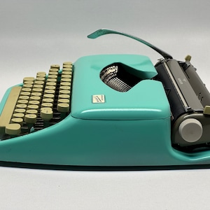 Adler Tippa Typewriter - QWERTZ Keyboard, Cream Keys - Antituq ...