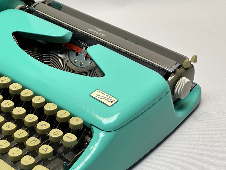 Adler Tippa Typewriter - QWERTZ Keyboard, Cream Keys - Antituq ...