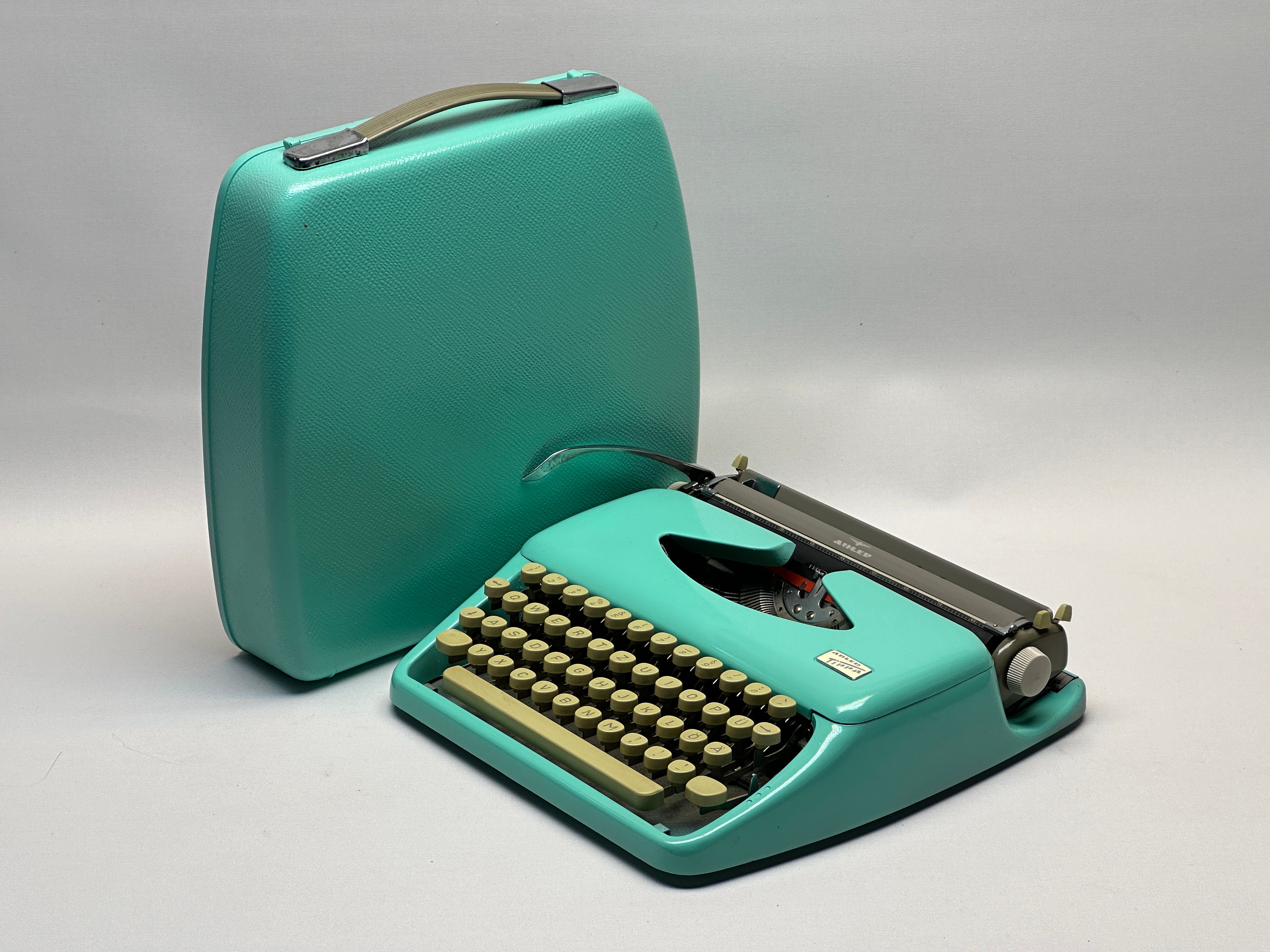 Adler Tippa Typewriter - QWERTZ Keyboard, Cream Keys - Antituq ...