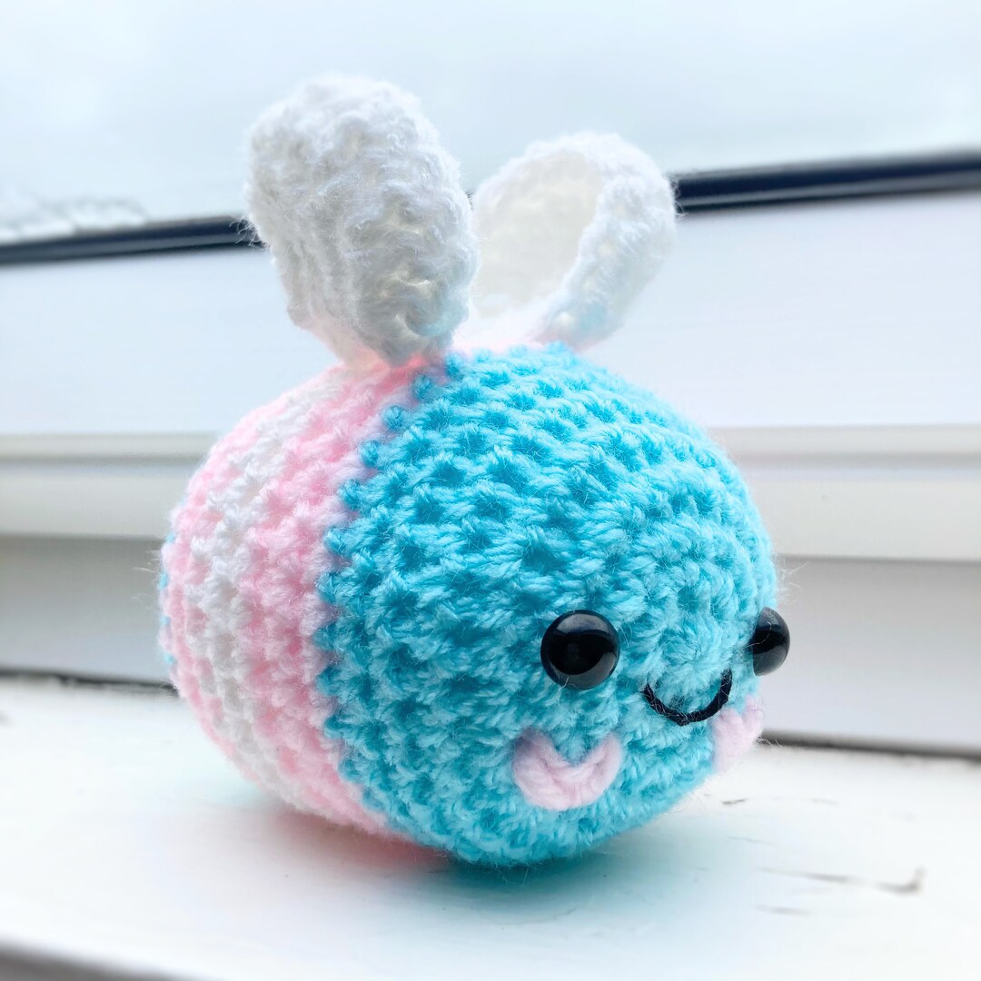 Lindo hecho a mano Trans Pride Crochet Bee LGBTQ - Etsy España