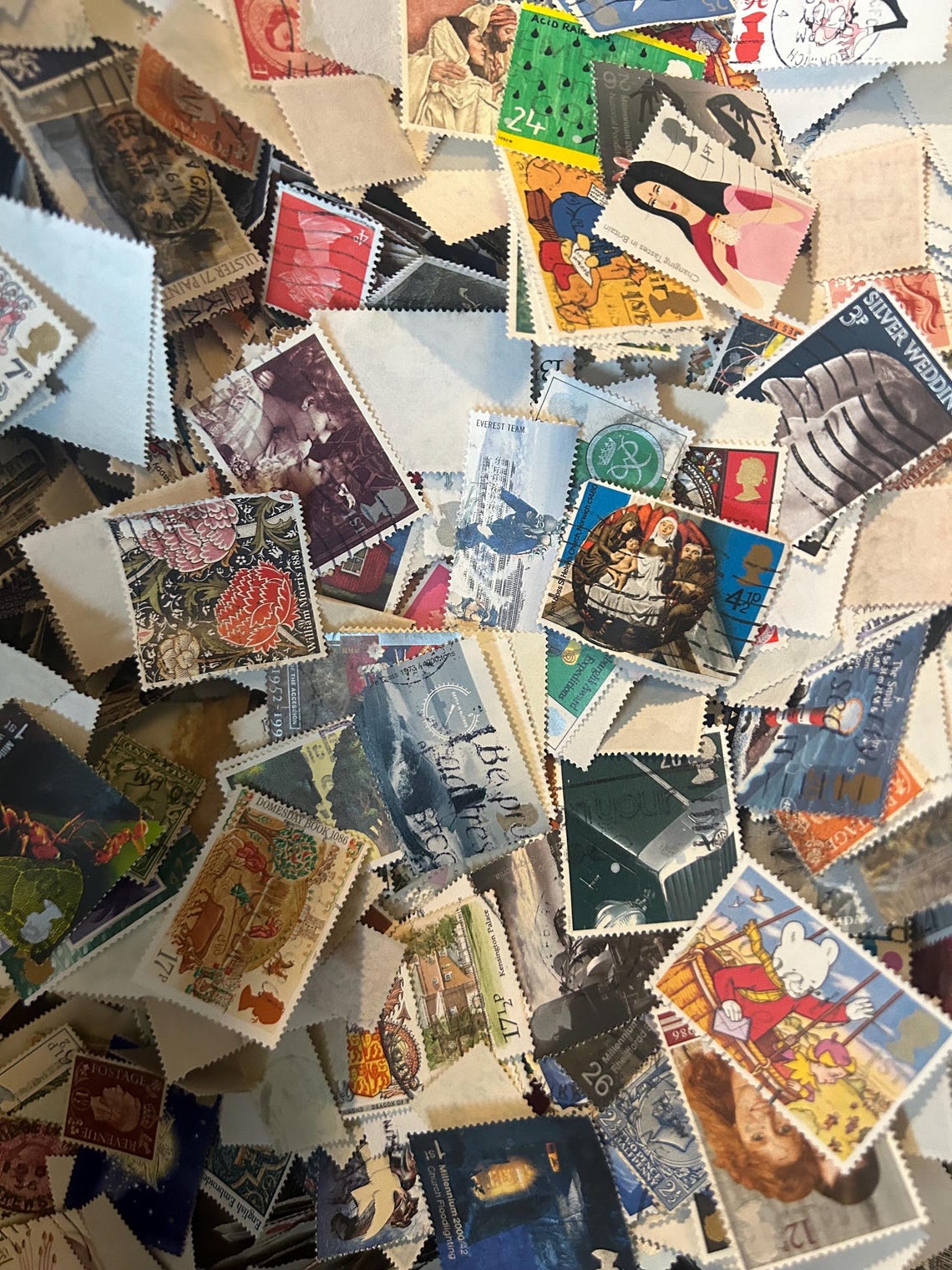 GB Stamp Mix 2000+ Stamps - Commemoratives With Some Machins and Kings ...