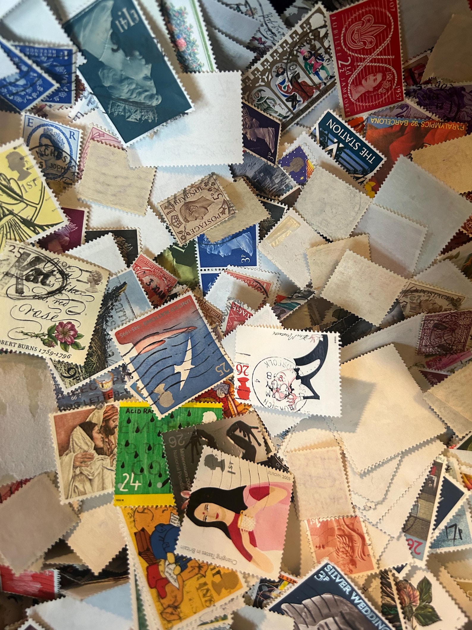 GB Stamp Mix 2000+ Stamps - Commemoratives With Some Machins and Kings ...