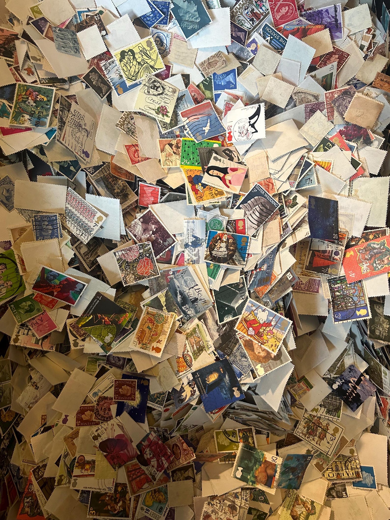 GB Stamp Mix 2000+ Stamps - Commemoratives With Some Machins and Kings ...