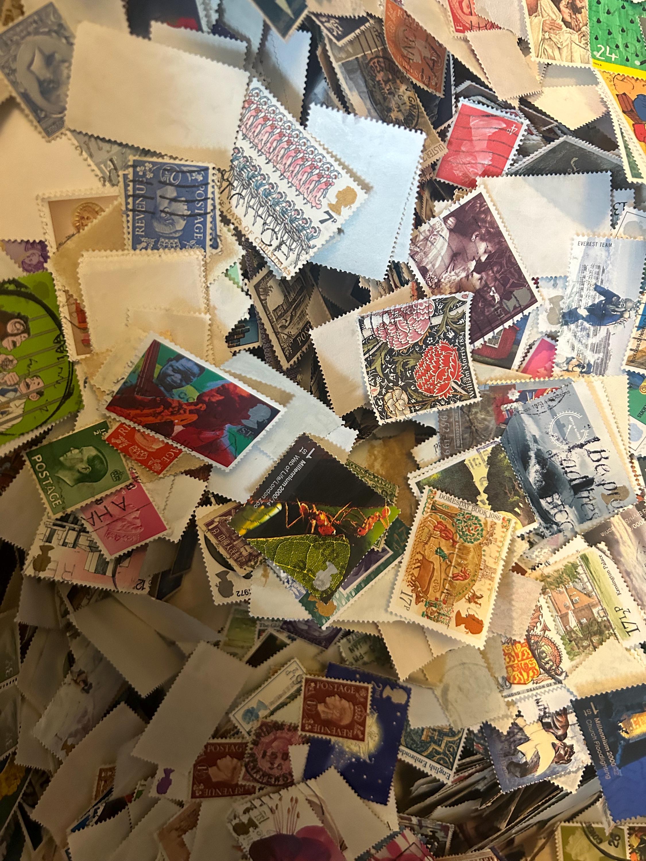 GB Stamp Mix 2000+ Stamps - Commemoratives With Some Machins and Kings ...