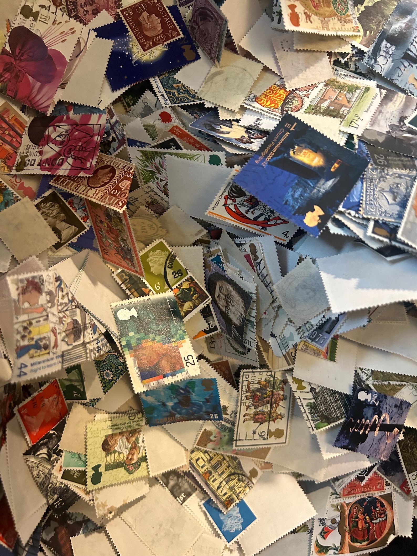 GB Stamp Mix 2000+ Stamps - Commemoratives With Some Machins and Kings ...