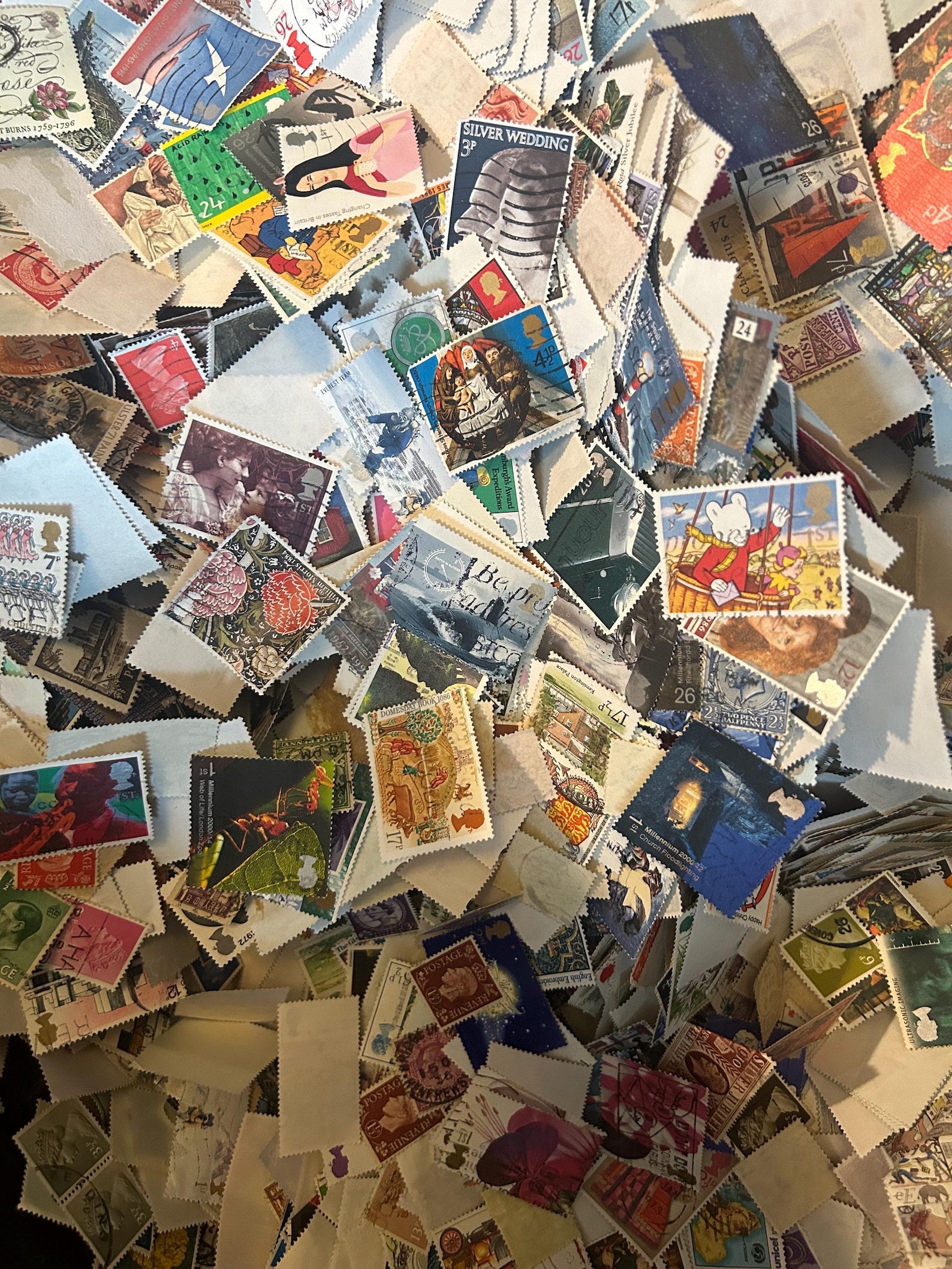 GB Stamp Mix 2000+ Stamps - Commemoratives With Some Machins and Kings ...