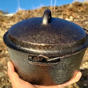 Great Old Hammered Cast Iron Dutch Oven! Antique Usa Kitchen Ironware ...