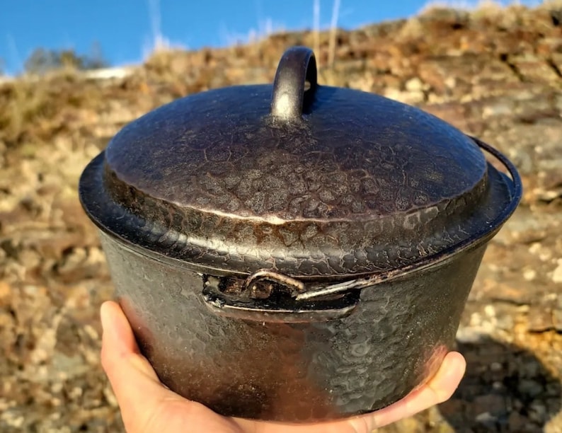 Great Old Hammered Cast Iron Dutch Oven! Antique Usa Kitchen Ironware ...
