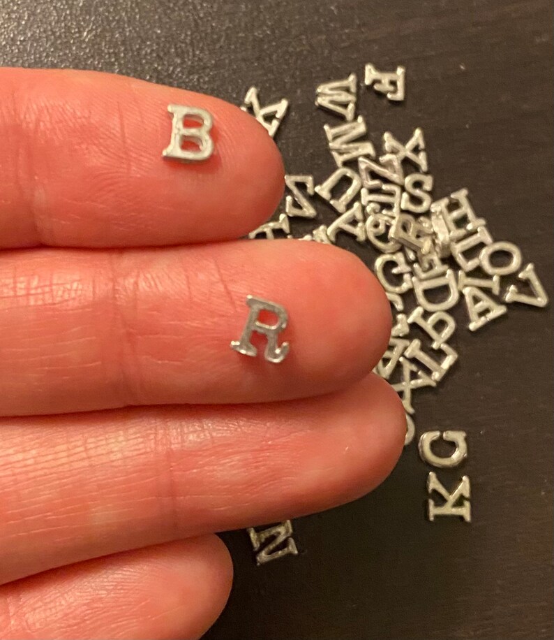 Floating letters Floating initial charms Super Tiny letters - Etsy Italia