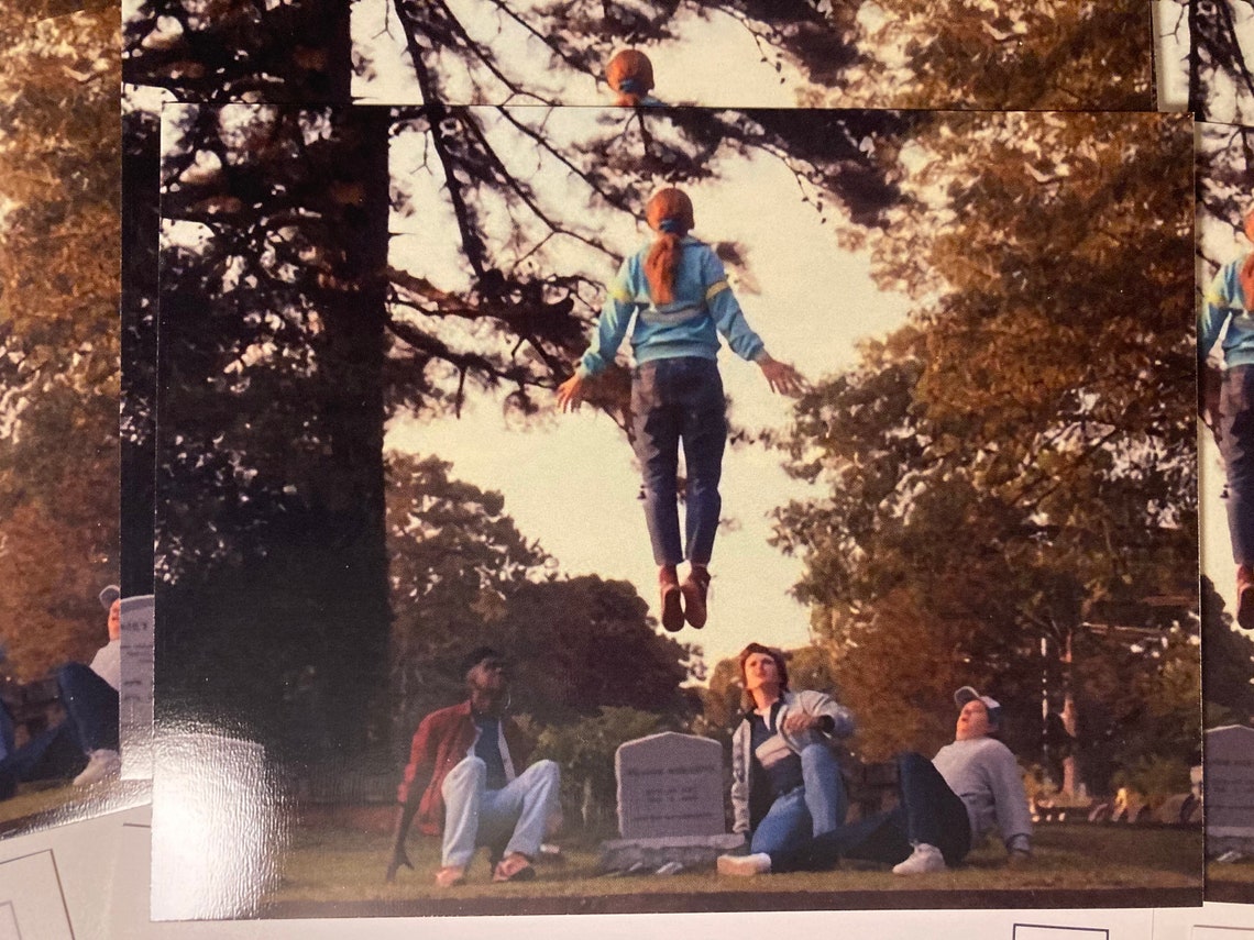 Max Mayfield Levitando Stranger Things Postal - Etsy España