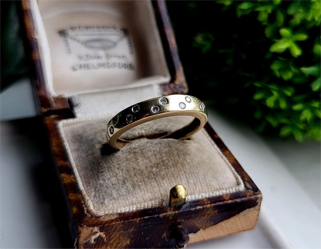 UNUSUAL Vintage 9ct Gold Diamond Eternity Ring. 10 Sparkling DIAMONDS ...