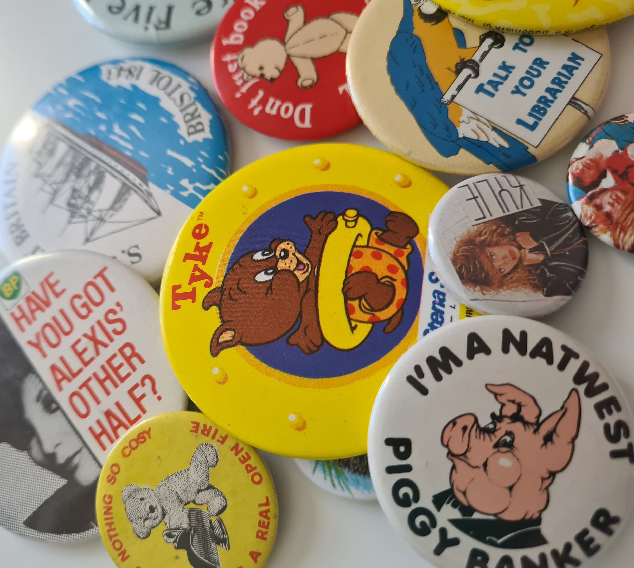 Vintage/retro Badges 70s 80s 90s Kylie, Hulk Hogan, Gremlins Etc. Lot 9 ...