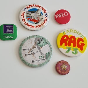 Vintage/retro Badges 60s 70s 80s 90s. Unison, Tomy, Sweet, Barnados ...