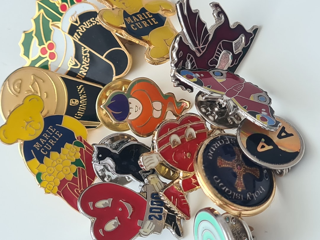 Various Vintage Pin Badges, Guinness, Genie, Cat, Bear, Dragon ...