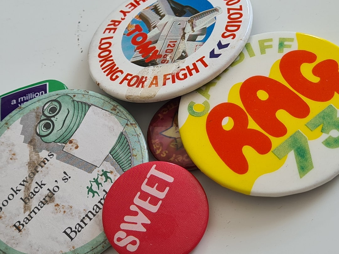 Vintage/retro Badges 60s 70s 80s 90s. Unison, Tomy, Sweet, Barnados ...