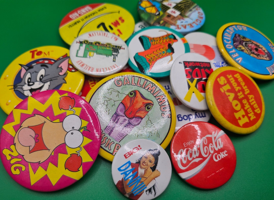 Vintage/retro Badges 60s 70s 80s 90s. Zig and Zag, Jurassic Park, Big ...