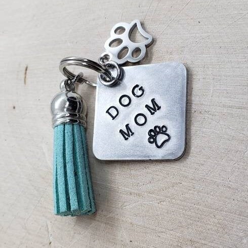 Dog mom Keychain/ dog mom gift/handstamped dog keychain/ pet - Etsy.de