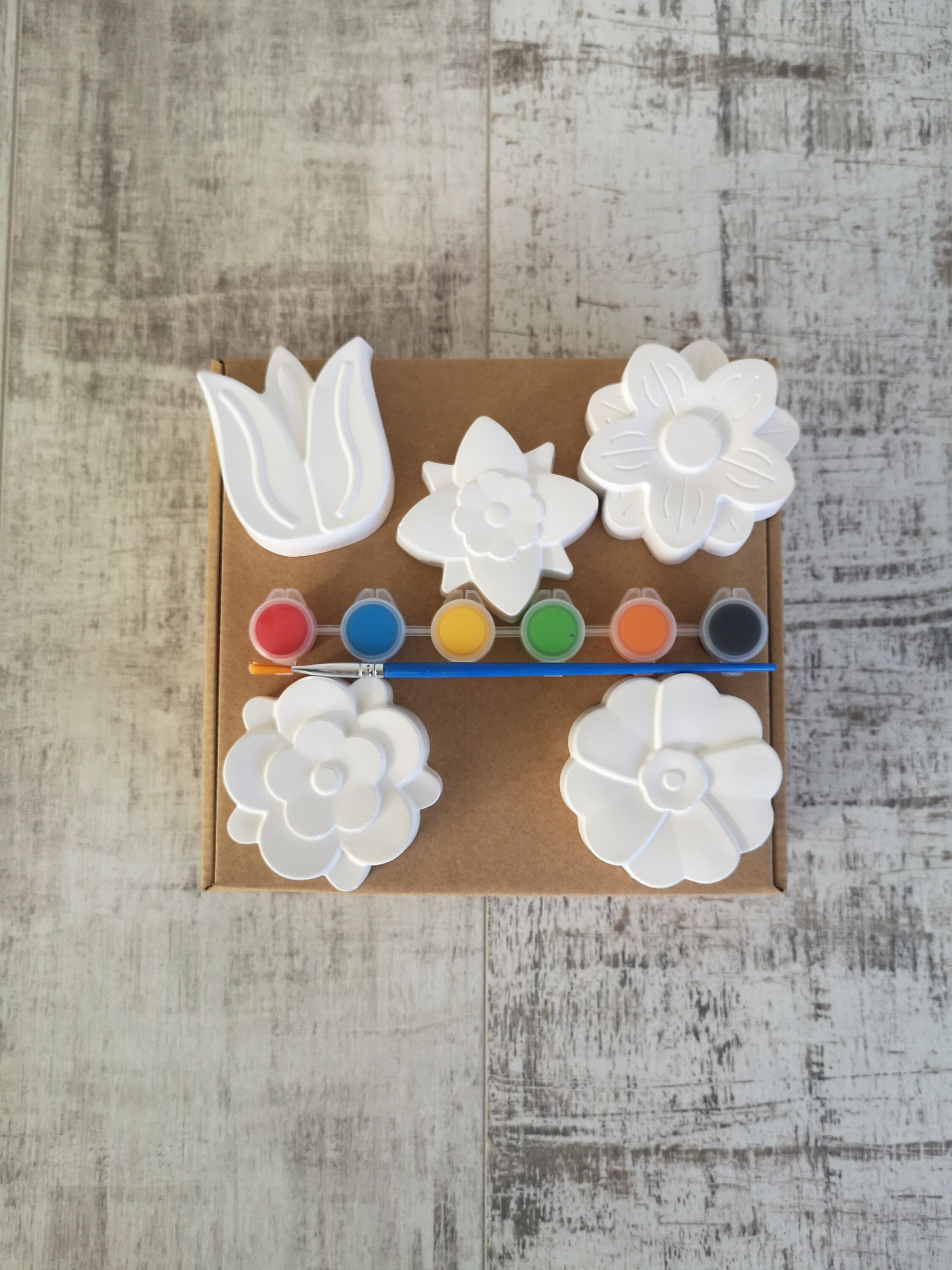 Coloring Kids' Crafts Set of plaster figures with acrylic paints and ...