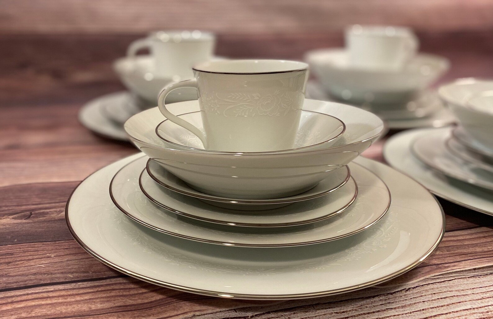 Noritake Reina Dinnerware 28 Piece Service for 4, White Flowers With ...
