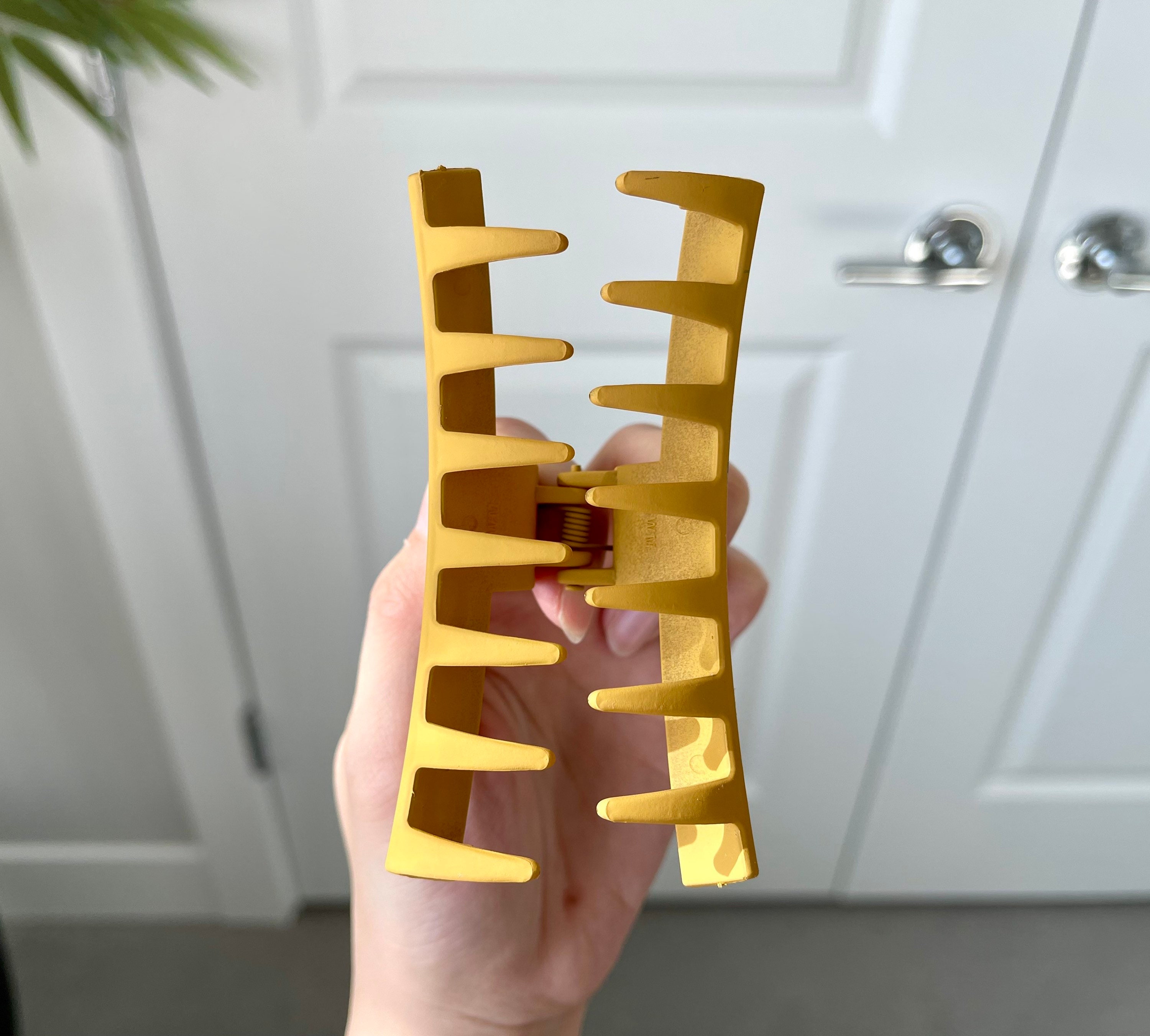 Trendy Colourful Hair Claw Clips minimal Daily Hair Claw Clip Hair Claw ...