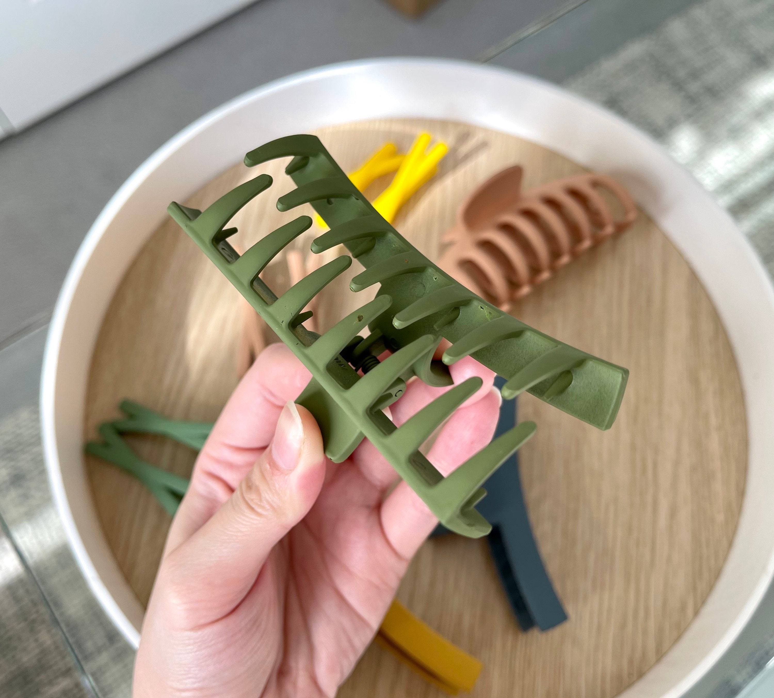 Trendy Colourful Hair Claw Clips minimal Daily Hair Claw Clip Hair Claw ...