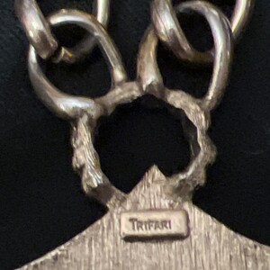 Rare Vintage Trifari Shield Pendant Necklace - Etsy