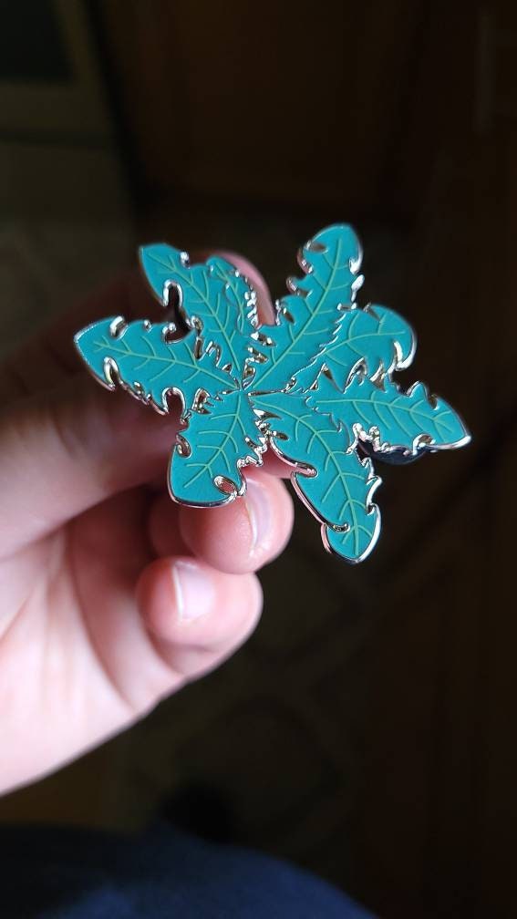 Glowing Nirnroot Enamel Pin | Etsy