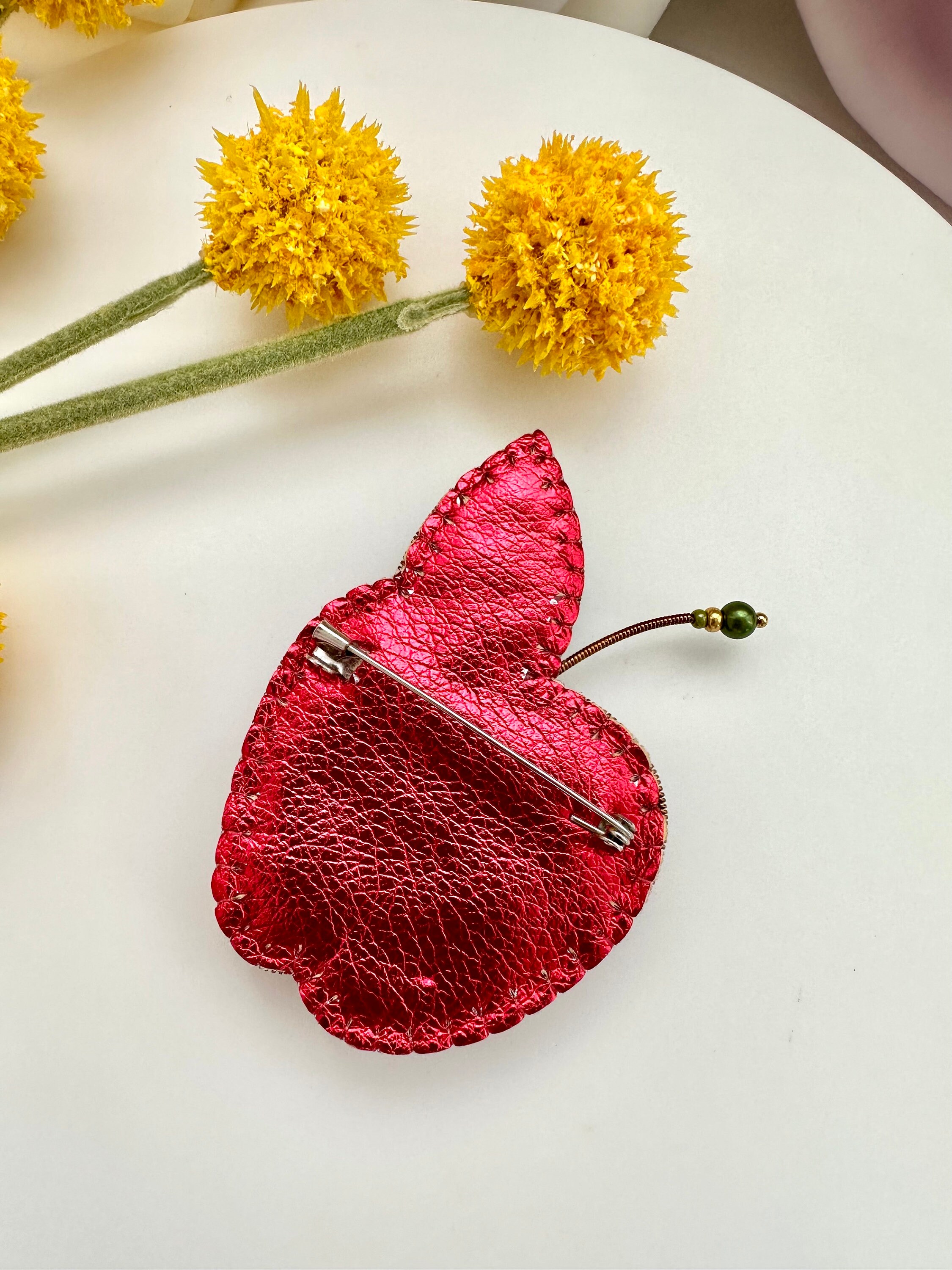 Hand-embroidered Brooch ‘’red Apple
