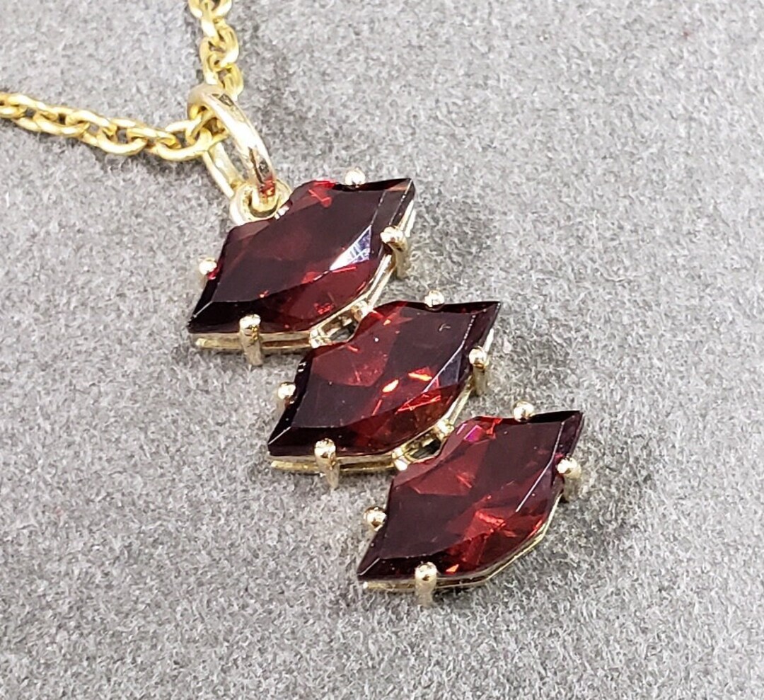 14k Gold Garnet Lips Pendant: Handmade Gemstone Kisses - Etsy