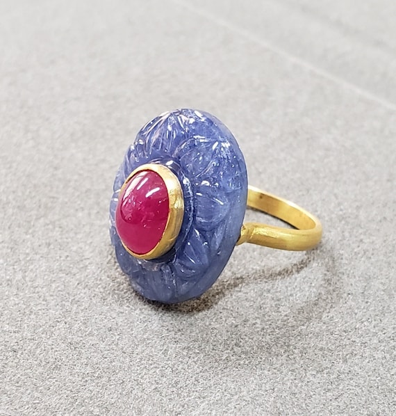 18k Gold Blue Sapphire and Ruby Ring Matte Finished Engraved - Etsy