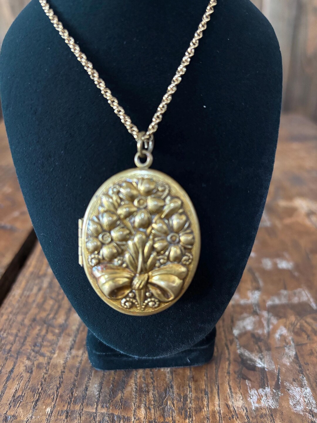Vintage Victorian Embossed Oval Locket With 24” Rope Chain - Etsy