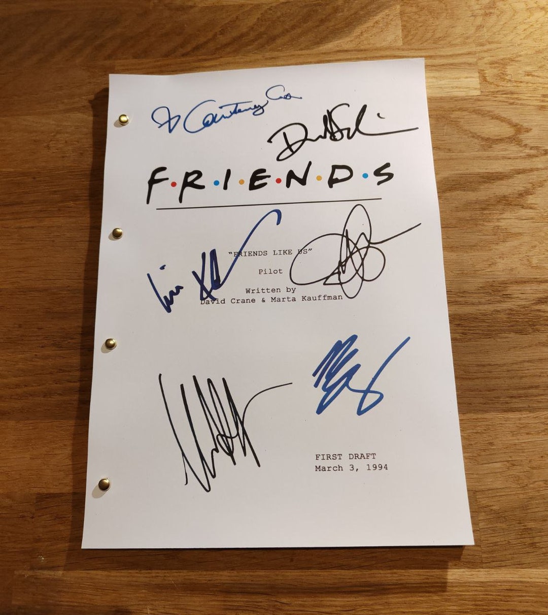 Pilot Episode Script FRIENDS Script Pilot Autograph Jennifer Aniston ...
