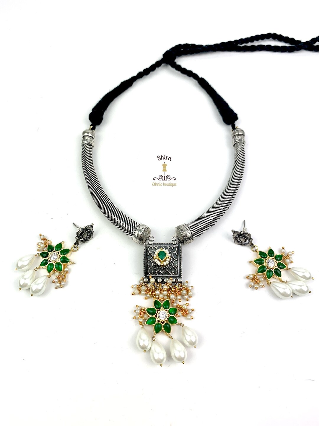 Beautiful Silver Lookalike Hasli Set. Intricate Hasli Set. Pachi Kundan ...