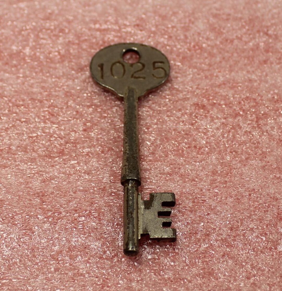 Vintage Hotel Skeleton Key Stamped 1025 / Large Old Door Lock Skeleton ...