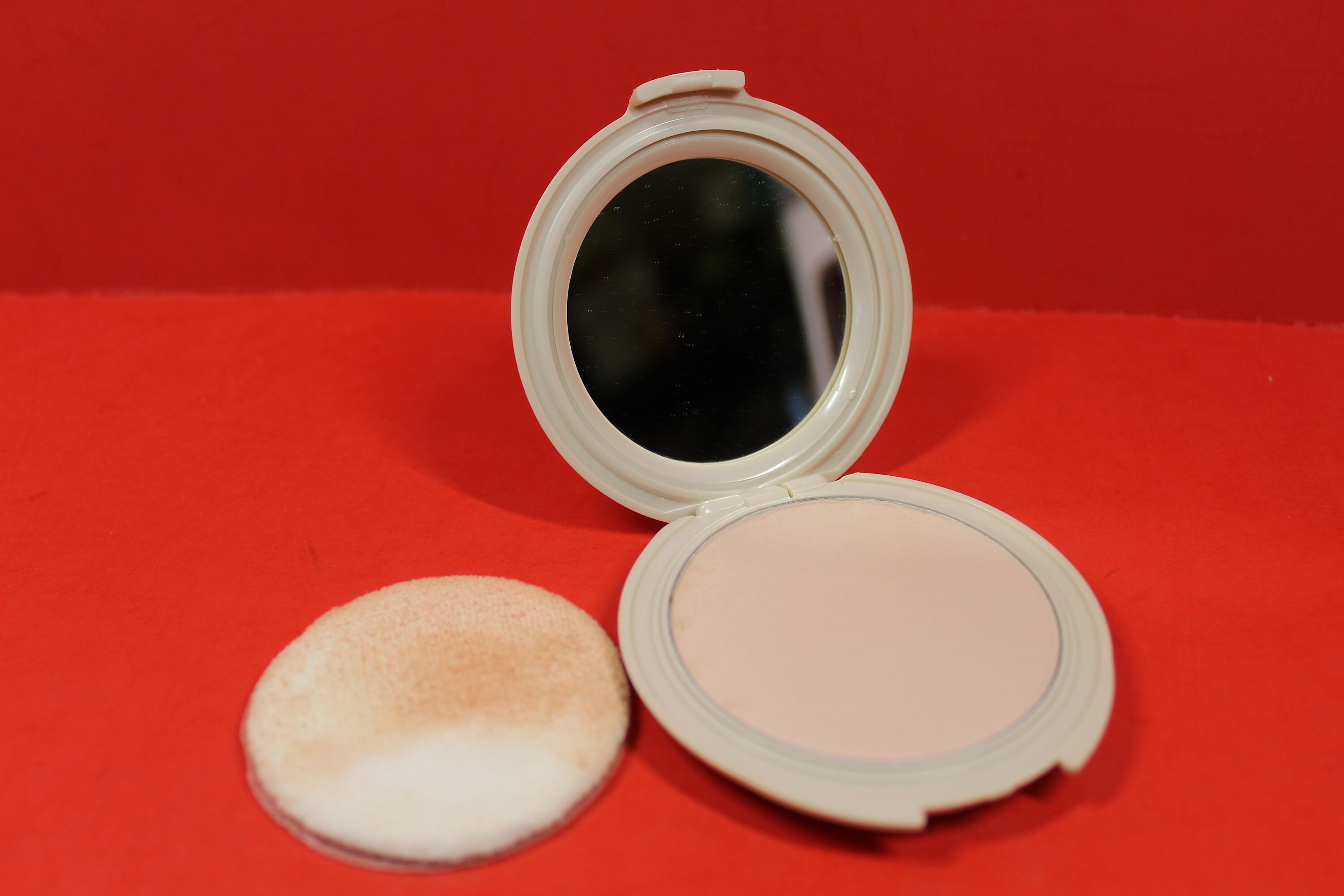 Vintage Avon Compact With Original Box / Avon Delicate Beauty - Etsy