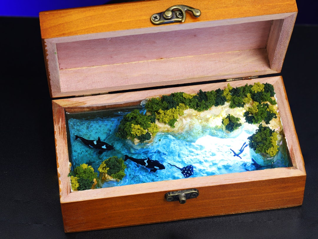 Mystery Box Vintage Light Box Orca Killer Whale and Manta Ray Diorama ...
