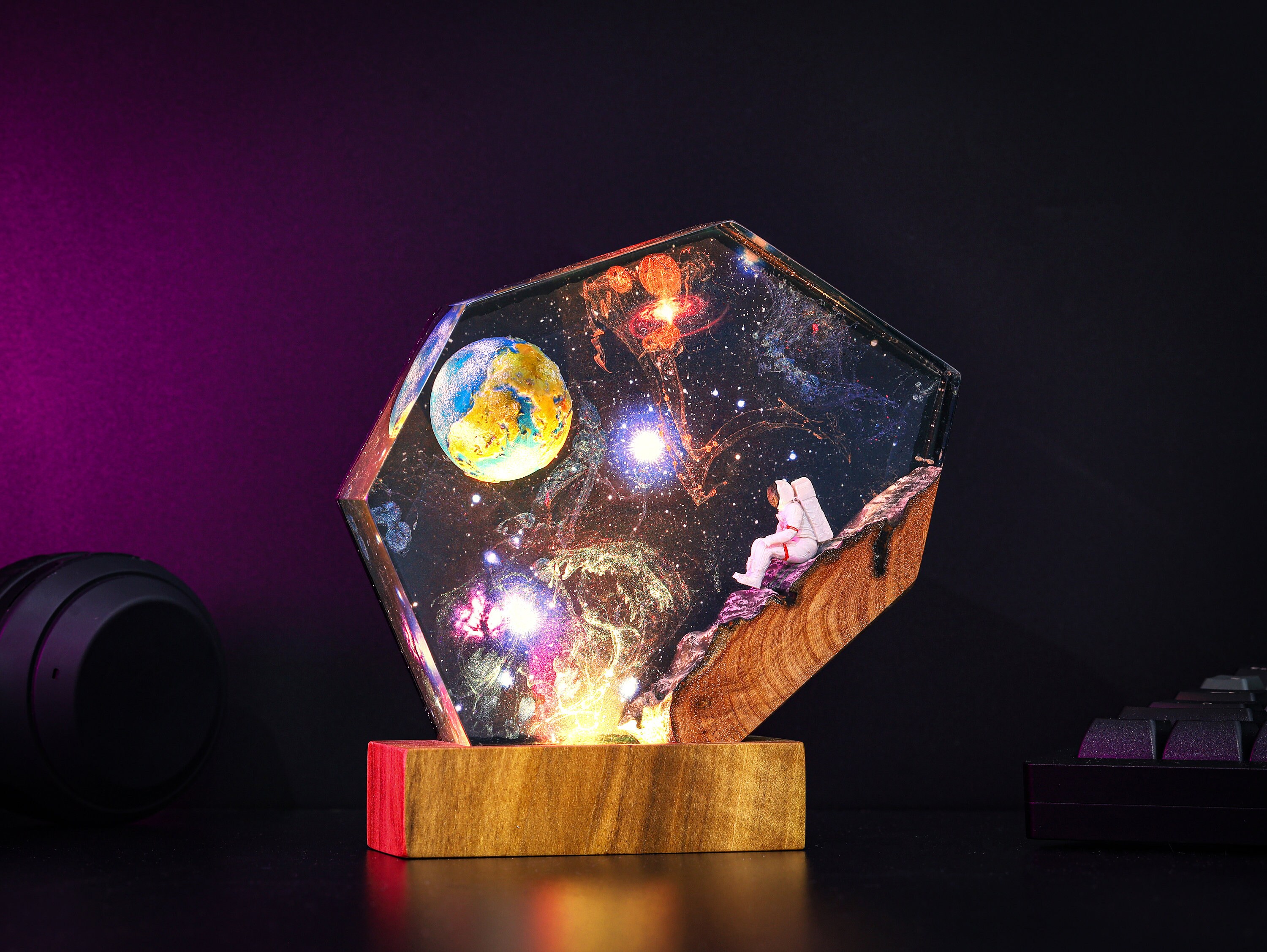 The EARTH and Astronaut Epoxy Lamp, EGO Lamp, Gravity in Space Night ...