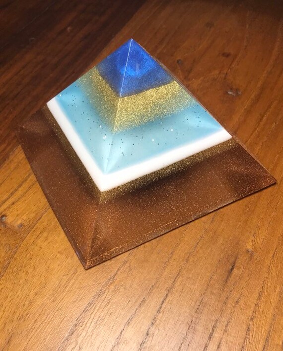 Home Décor Ornaments & Accents Gold Resin Pyramid Paperweight Home ...