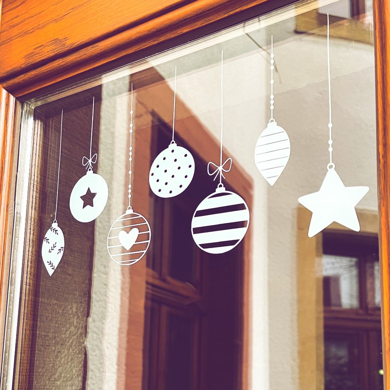 Fabelhafte Weihnachtskugeln Am Fenster Aufhangen Bilder